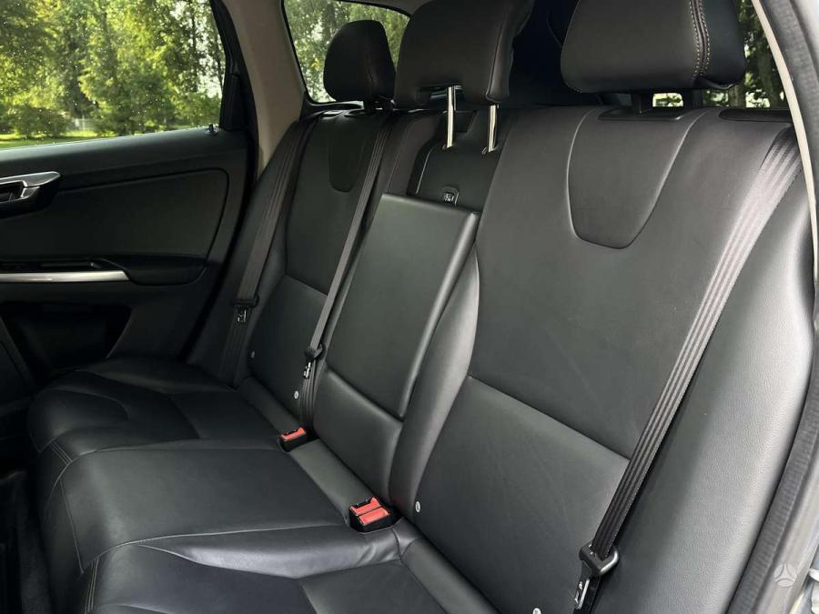 Grey Volvo XC60 2016 in Taurage, with an engine capacity of 2.40 L and mileage of 325 thousand km for 11450 €, photo 15 on AUTOMOTO.COM.LV