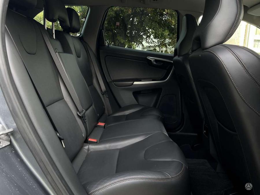 Grey Volvo XC60 2016 in Taurage, with an engine capacity of 2.40 L and mileage of 325 thousand km for 11450 €, photo 16 on AUTOMOTO.COM.LV