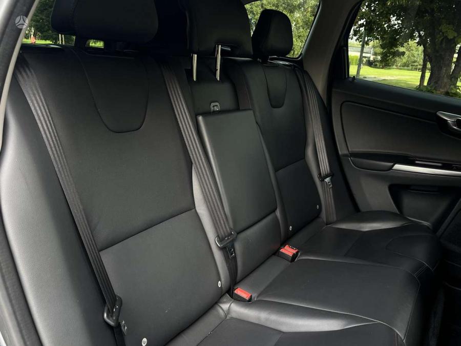 Grey Volvo XC60 2016 in Taurage, with an engine capacity of 2.40 L and mileage of 325 thousand km for 11450 €, photo 17 on AUTOMOTO.COM.LV