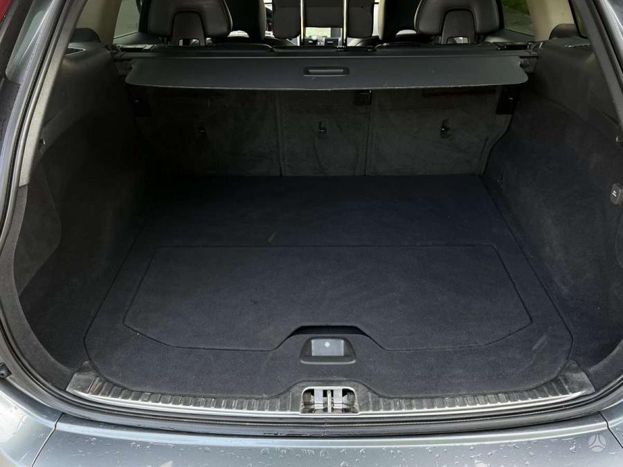 Grey Volvo XC60 2016 in Taurage, with an engine capacity of 2.40 L and mileage of 325 thousand km for 11450 €, photo 19 on AUTOMOTO.COM.LV
