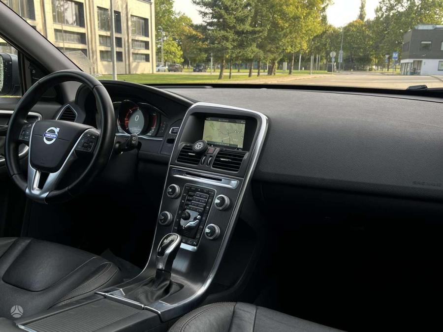 Grey Volvo XC60 2016 in Taurage, with an engine capacity of 2.40 L and mileage of 325 thousand km for 11450 €, photo 23 on AUTOMOTO.COM.LV