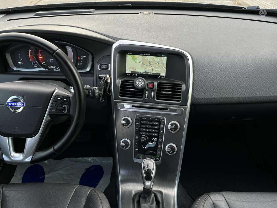 Grey Volvo XC60 2016 in Taurage, with an engine capacity of 2.40 L and mileage of 325 thousand km for 11450 €, photo 24 on AUTOMOTO.COM.LV