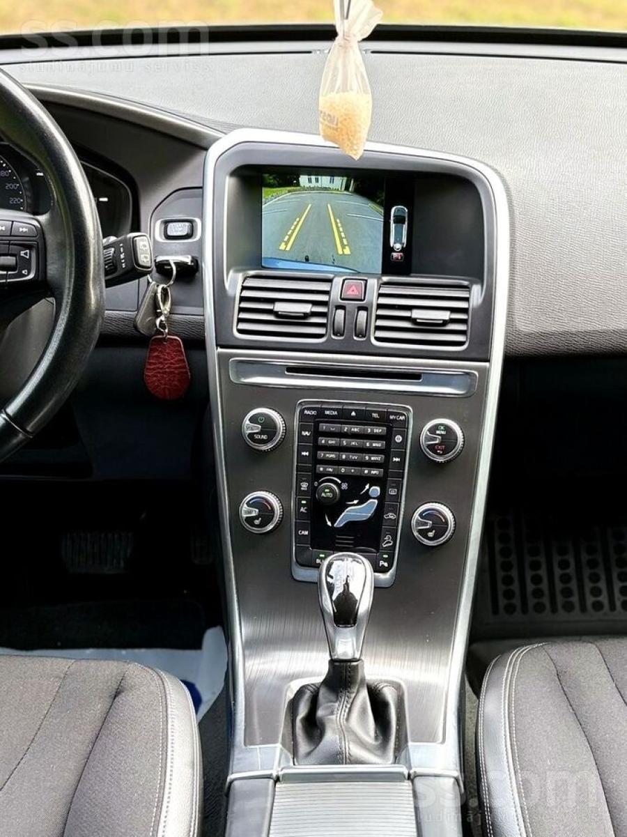Pelēks Volvo XC60 2016 Cēsis, ar dzinēja tilpumu 2.40 L un nobraukumu 288 tūkst. km par 11500 €, foto 7 vietnē AUTOMOTO.COM.LV