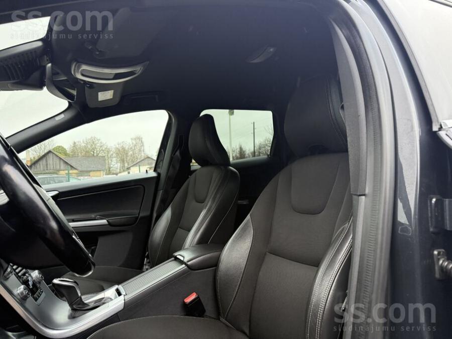 Grey Volvo XC60 2017 in Ogre, with an engine capacity of 2.40 L and mileage of 240 thousand km for 15499 €, photo 13 on AUTOMOTO.COM.LV