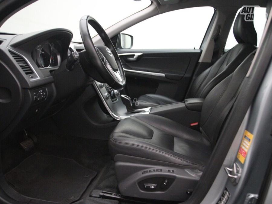 Grey Volvo XC60 2017 in Vilnius, with an engine capacity of 2.40 L and mileage of 201 thousand km for 18599 €, photo 4 on AUTOMOTO.COM.LV