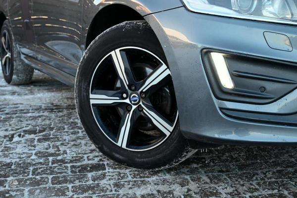Grey Volvo XC60 2017 in Kretinga, with an engine capacity of 2.40 L and mileage of 276 thousand km for 14999 €, photo 7 on AUTOMOTO.COM.LV