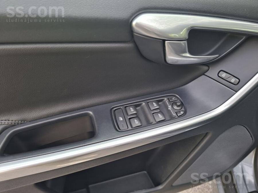Grey Volvo XC60 2017 in Riga, with an engine capacity of 2.00 L and mileage of 267 thousand km for 11300 €, photo 13 on AUTOMOTO.COM.LV