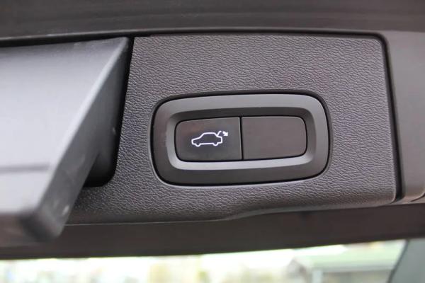 Grey Volvo XC60 2017 in Liepaja, with an engine capacity of 2.00 L and mileage of 296 thousand km for 17500 €, photo 6 on AUTOMOTO.COM.LV