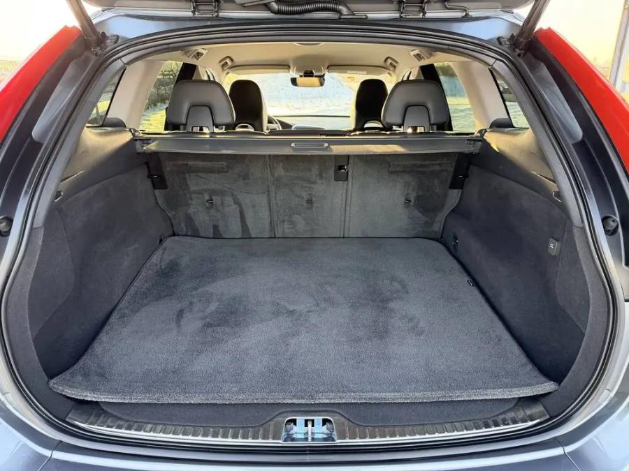 Pelēks Volvo XC60 2017 Rīga, ar dzinēja tilpumu 2.00 L un nobraukumu 250 tūkst. km par 12995 €, foto 8 vietnē AUTOMOTO.COM.LV