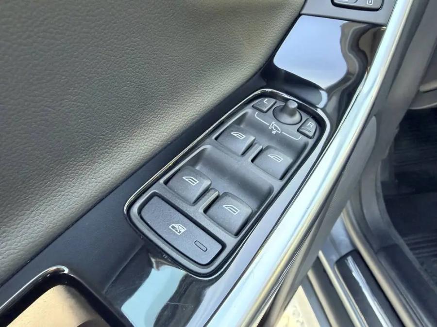 Pelēks Volvo XC60 2017 Rīga, ar dzinēja tilpumu 2.00 L un nobraukumu 250 tūkst. km par 12995 €, foto 13 vietnē AUTOMOTO.COM.LV