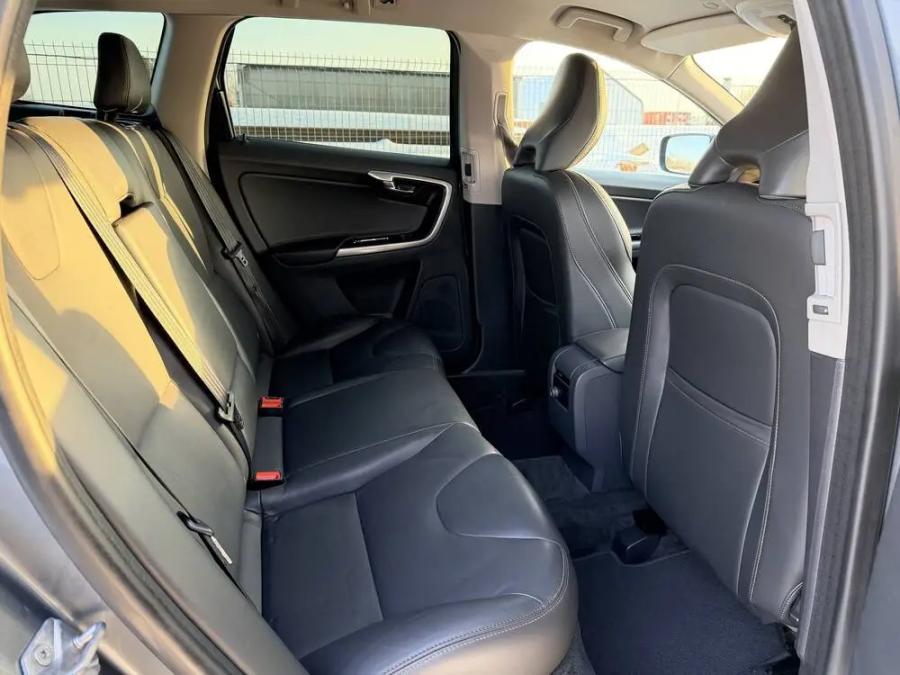 Pelēks Volvo XC60 2017 Rīga, ar dzinēja tilpumu 2.00 L un nobraukumu 250 tūkst. km par 12995 €, foto 17 vietnē AUTOMOTO.COM.LV
