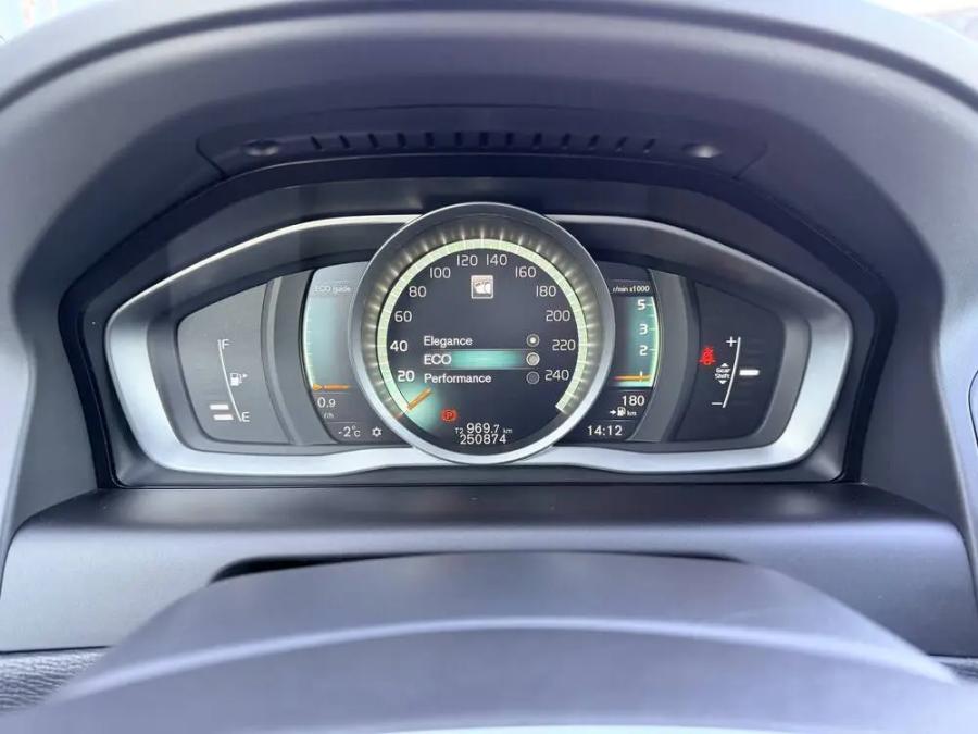 Pelēks Volvo XC60 2017 Rīga, ar dzinēja tilpumu 2.00 L un nobraukumu 250 tūkst. km par 12995 €, foto 27 vietnē AUTOMOTO.COM.LV