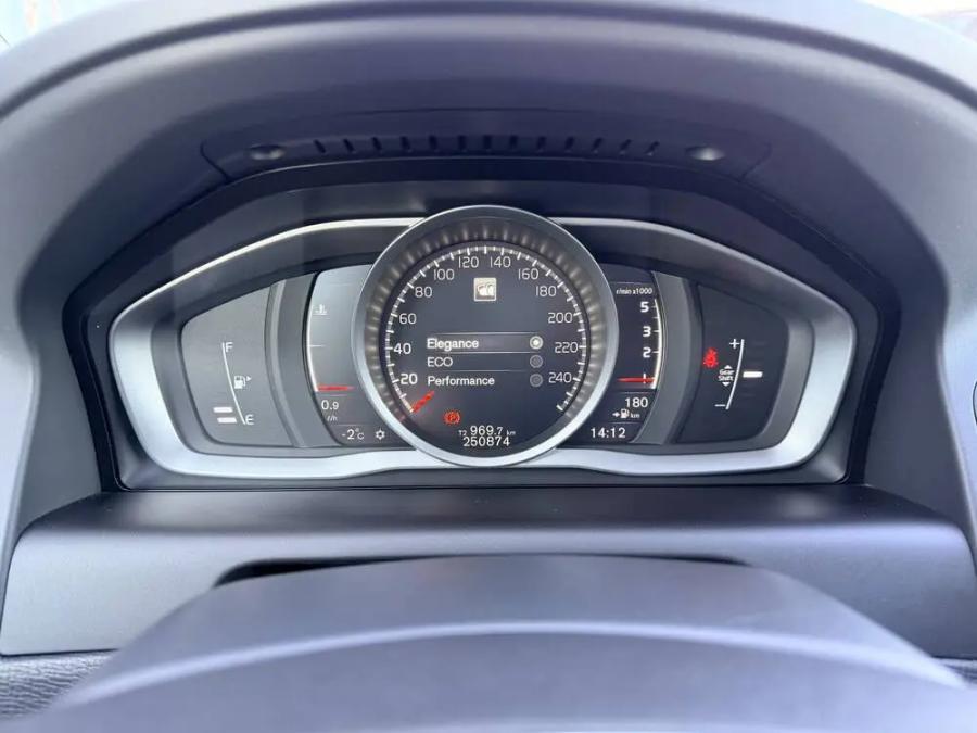Pelēks Volvo XC60 2017 Rīga, ar dzinēja tilpumu 2.00 L un nobraukumu 250 tūkst. km par 12995 €, foto 28 vietnē AUTOMOTO.COM.LV