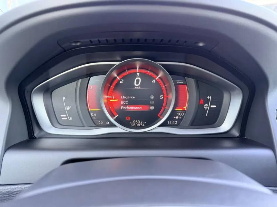 Pelēks Volvo XC60 2017 Rīga, ar dzinēja tilpumu 2.00 L un nobraukumu 250 tūkst. km par 12995 €, foto 29 vietnē AUTOMOTO.COM.LV