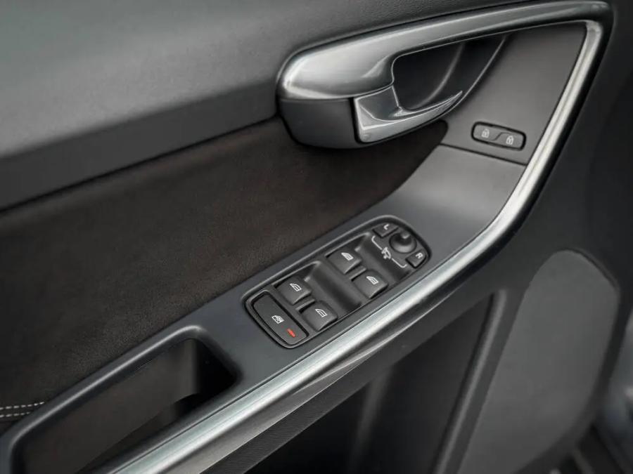 Pelēks Volvo XC60 2017 Rīga, ar dzinēja tilpumu 2.40 L un nobraukumu 179 tūkst. km par 17300 €, foto 29 vietnē AUTOMOTO.COM.LV