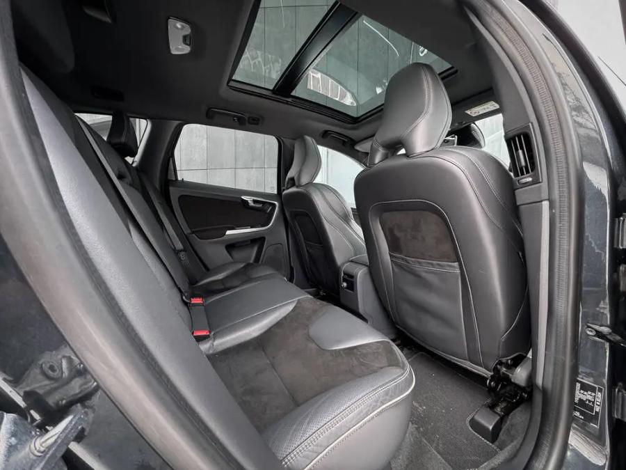 Pelēks Volvo XC60 2017 Rīga, ar dzinēja tilpumu 2.40 L un nobraukumu 179 tūkst. km par 17300 €, foto 32 vietnē AUTOMOTO.COM.LV