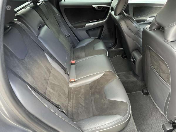 Grey Volvo XC60 2017 in Vilnius, with an engine capacity of 2.40 L and mileage of 188 thousand km for 17550 €, photo 5 on AUTOMOTO.COM.LV