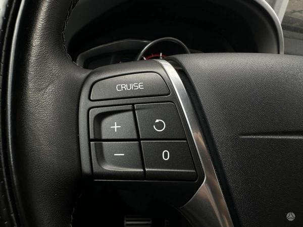 Grey Volvo XC60 2017 in Vilnius, with an engine capacity of 2.40 L and mileage of 188 thousand km for 17550 €, photo 9 on AUTOMOTO.COM.LV