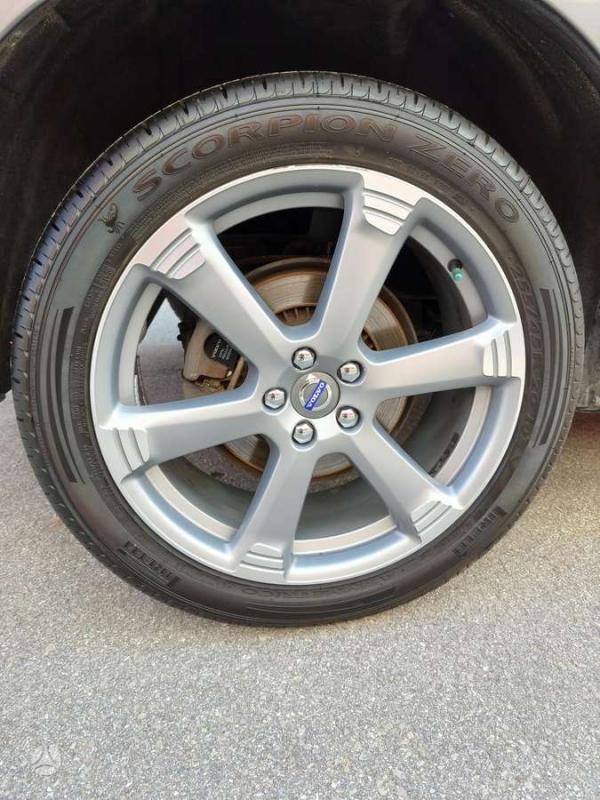 Grey Volvo XC60 2017 in Kaunas, with an engine capacity of 1.97 L and mileage of 269 thousand km for 15200 €, photo 5 on AUTOMOTO.COM.LV