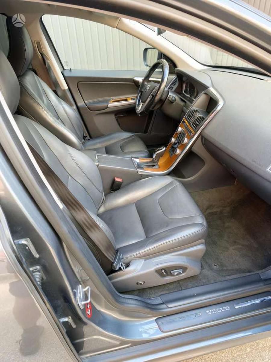 Grey Volvo XC60 2017 in Kaunas, with an engine capacity of 1.97 L and mileage of 269 thousand km for 15200 €, photo 7 on AUTOMOTO.COM.LV