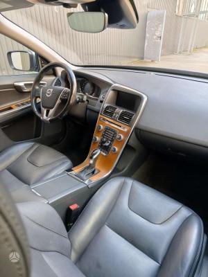 Grey Volvo XC60 2017 in Kaunas, with an engine capacity of 1.97 L and mileage of 269 thousand km for 15200 €, photo 8 on AUTOMOTO.COM.LV