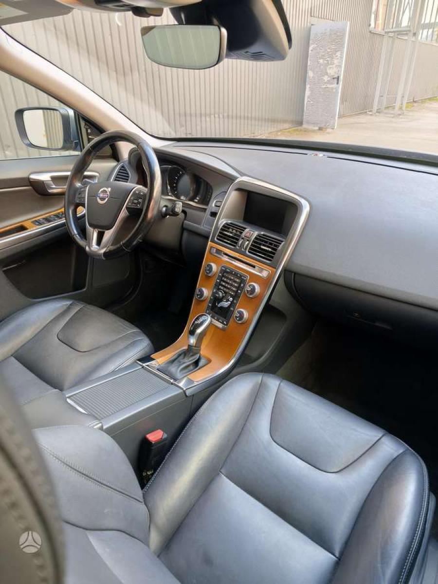 Grey Volvo XC60 2017 in Kaunas, with an engine capacity of 1.97 L and mileage of 269 thousand km for 15200 €, photo 8 on AUTOMOTO.COM.LV