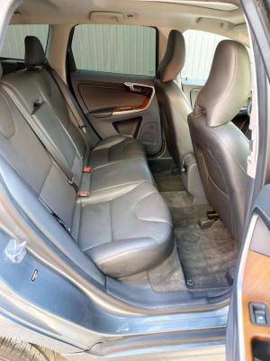 Grey Volvo XC60 2017 in Kaunas, with an engine capacity of 1.97 L and mileage of 269 thousand km for 15200 €, photo 9 on AUTOMOTO.COM.LV