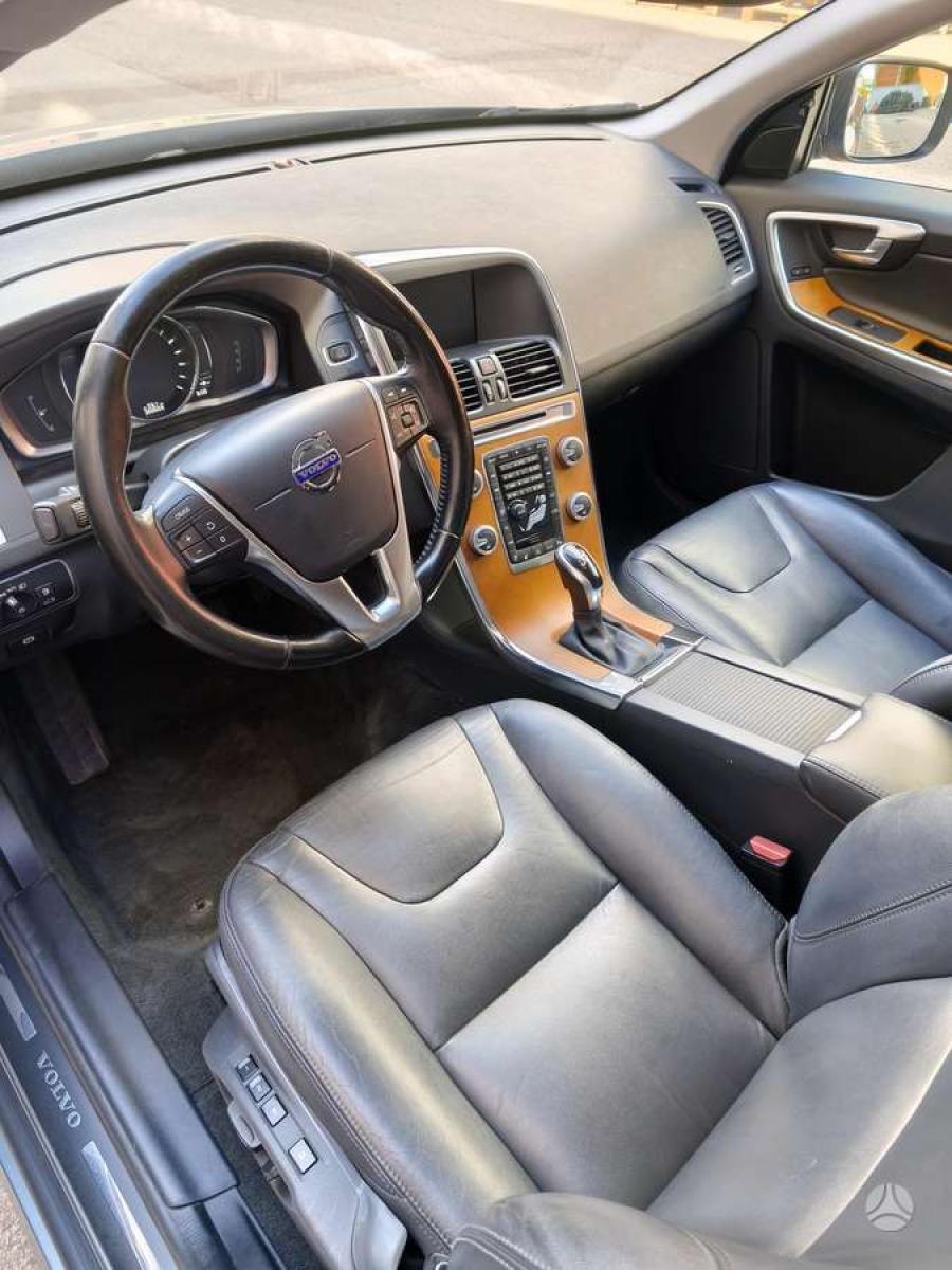 Grey Volvo XC60 2017 in Kaunas, with an engine capacity of 1.97 L and mileage of 269 thousand km for 15200 €, photo 10 on AUTOMOTO.COM.LV