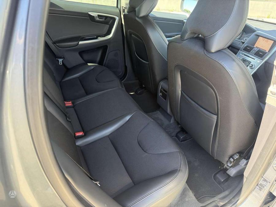 Grey Volvo XC60 2017 in Siauliai, with an engine capacity of 1.97 L and mileage of 270 thousand km for 11200 €, photo 17 on AUTOMOTO.COM.LV