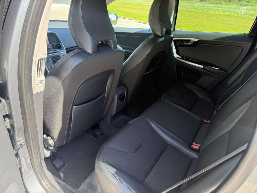 Grey Volvo XC60 2017 in Siauliai, with an engine capacity of 1.97 L and mileage of 270 thousand km for 11200 €, photo 18 on AUTOMOTO.COM.LV