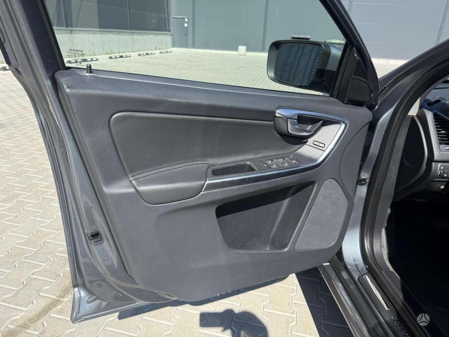 Grey Volvo XC60 2017 in Siauliai, with an engine capacity of 1.97 L and mileage of 270 thousand km for 11200 €, photo 20 on AUTOMOTO.COM.LV