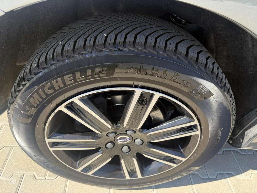 Grey Volvo XC60 2017 in Siauliai, with an engine capacity of 1.97 L and mileage of 270 thousand km for 11200 €, photo 27 on AUTOMOTO.COM.LV