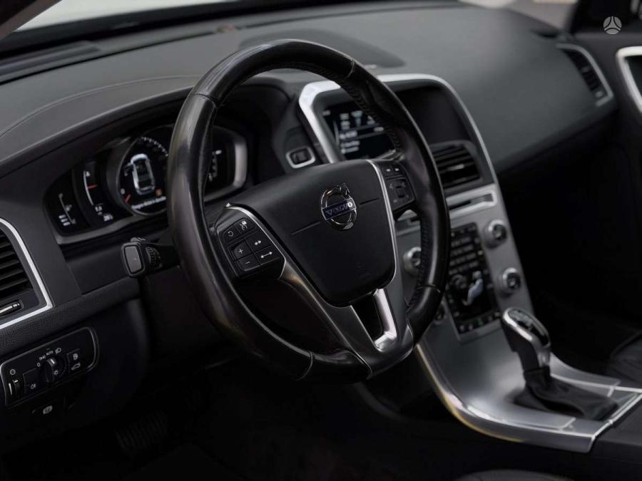 Grey Volvo XC60 2017 in Vilnius, with an engine capacity of 1.97 L and mileage of 185 thousand km for 14999 €, photo 10 on AUTOMOTO.COM.LV