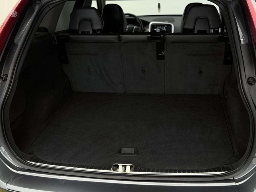 Grey Volvo XC60 2017 in Vilnius, with an engine capacity of 1.97 L and mileage of 185 thousand km for 14999 €, photo 13 on AUTOMOTO.COM.LV