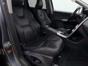 Grey Volvo XC60 2017 in Vilnius, with an engine capacity of 1.97 L and mileage of 185 thousand km for 14999 €, photo 16 on AUTOMOTO.COM.LV