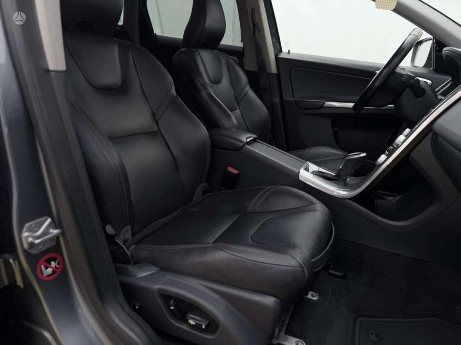 Grey Volvo XC60 2017 in Vilnius, with an engine capacity of 1.97 L and mileage of 185 thousand km for 14999 €, photo 16 on AUTOMOTO.COM.LV