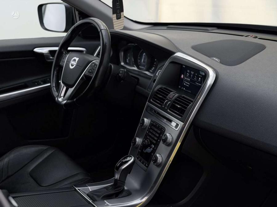 Grey Volvo XC60 2017 in Vilnius, with an engine capacity of 1.97 L and mileage of 185 thousand km for 14999 €, photo 17 on AUTOMOTO.COM.LV