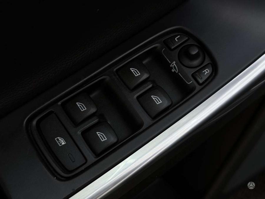 Grey Volvo XC60 2017 in Vilnius, with an engine capacity of 1.97 L and mileage of 185 thousand km for 14999 €, photo 23 on AUTOMOTO.COM.LV
