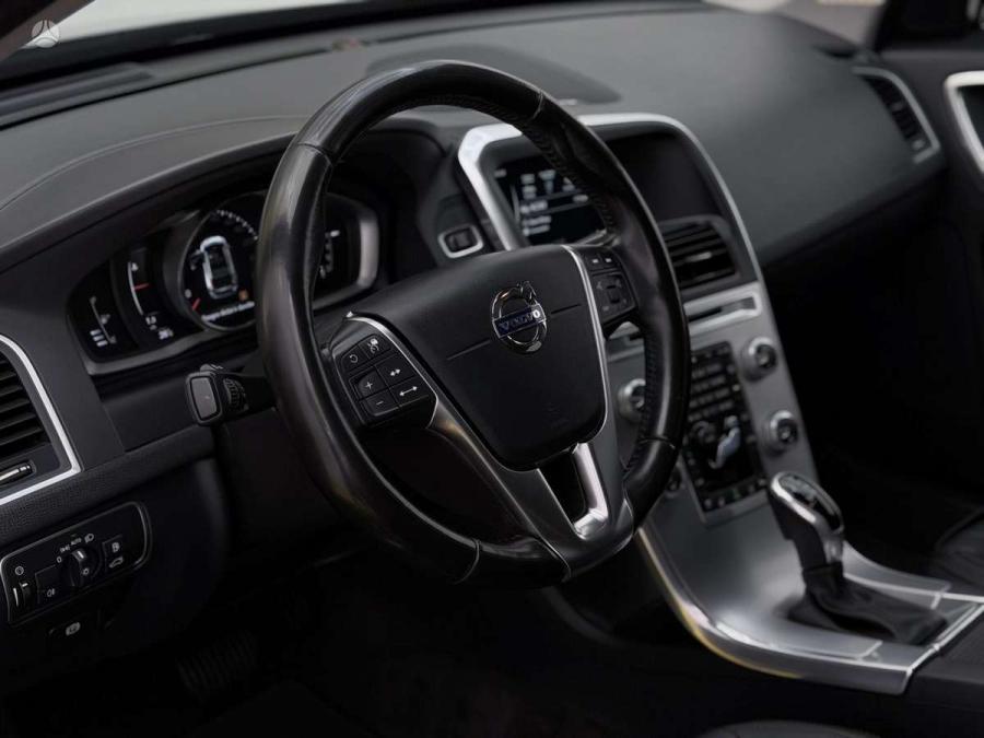 Grey Volvo XC60 2017 in Vilnius, with an engine capacity of 1.97 L and mileage of 185 thousand km for 14999 €, photo 10 on AUTOMOTO.COM.LV