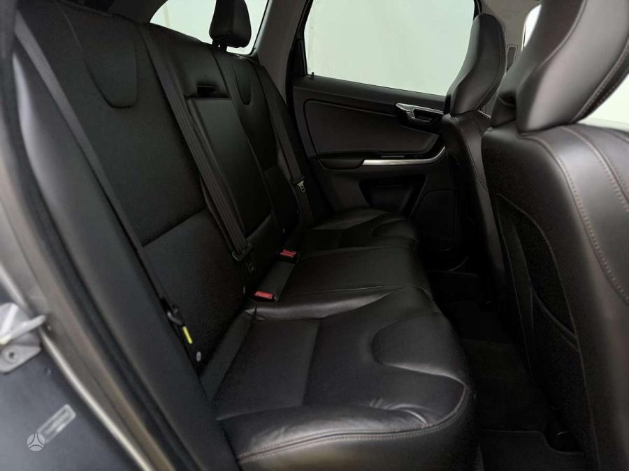 Grey Volvo XC60 2017 in Vilnius, with an engine capacity of 1.97 L and mileage of 185 thousand km for 14999 €, photo 15 on AUTOMOTO.COM.LV