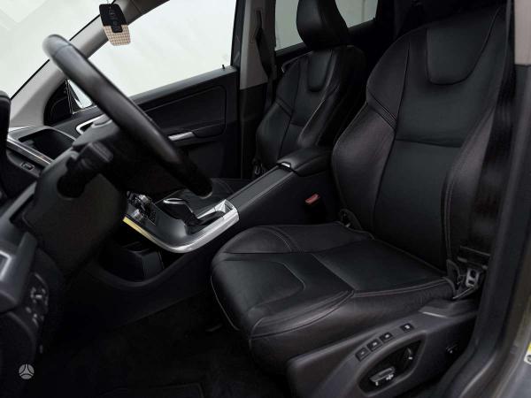 Grey Volvo XC60 2017 in Vilnius, with an engine capacity of 1.97 L and mileage of 185 thousand km for 14999 €, photo 11 on AUTOMOTO.COM.LV