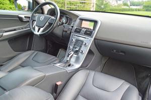 Grey Volvo XC60 2017 in Vilnius, with an engine capacity of 2.40 L and mileage of 175 thousand km for 16750 €, photo 8 on AUTOMOTO.COM.LV