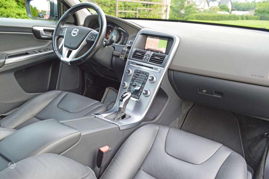 Grey Volvo XC60 2017 in Vilnius, with an engine capacity of 2.40 L and mileage of 175 thousand km for 16750 €, photo 8 on AUTOMOTO.COM.LV