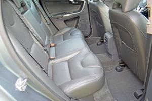 Grey Volvo XC60 2017 in Vilnius, with an engine capacity of 2.40 L and mileage of 175 thousand km for 16750 €, photo 9 on AUTOMOTO.COM.LV
