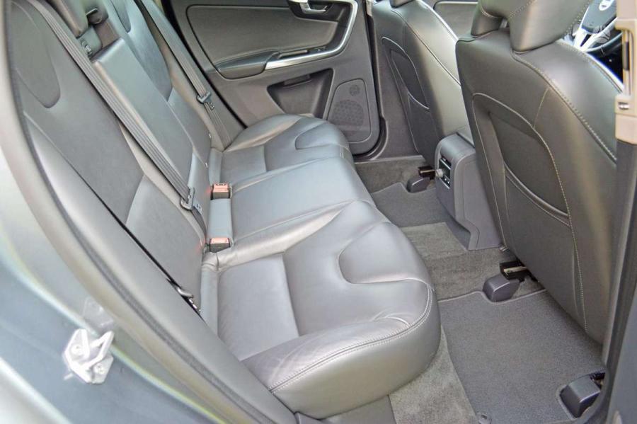 Grey Volvo XC60 2017 in Vilnius, with an engine capacity of 2.40 L and mileage of 175 thousand km for 16750 €, photo 9 on AUTOMOTO.COM.LV