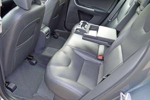 Grey Volvo XC60 2017 in Vilnius, with an engine capacity of 2.40 L and mileage of 175 thousand km for 16750 €, photo 10 on AUTOMOTO.COM.LV