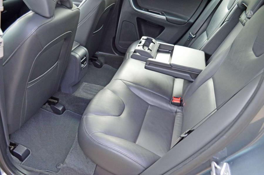 Grey Volvo XC60 2017 in Vilnius, with an engine capacity of 2.40 L and mileage of 175 thousand km for 16750 €, photo 10 on AUTOMOTO.COM.LV