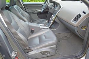 Grey Volvo XC60 2017 in Vilnius, with an engine capacity of 2.40 L and mileage of 175 thousand km for 16750 €, photo 12 on AUTOMOTO.COM.LV