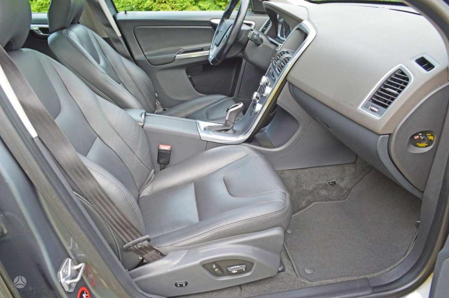 Grey Volvo XC60 2017 in Vilnius, with an engine capacity of 2.40 L and mileage of 175 thousand km for 16750 €, photo 12 on AUTOMOTO.COM.LV