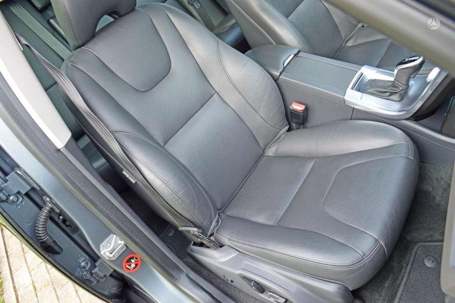 Grey Volvo XC60 2017 in Vilnius, with an engine capacity of 2.40 L and mileage of 175 thousand km for 16750 €, photo 13 on AUTOMOTO.COM.LV